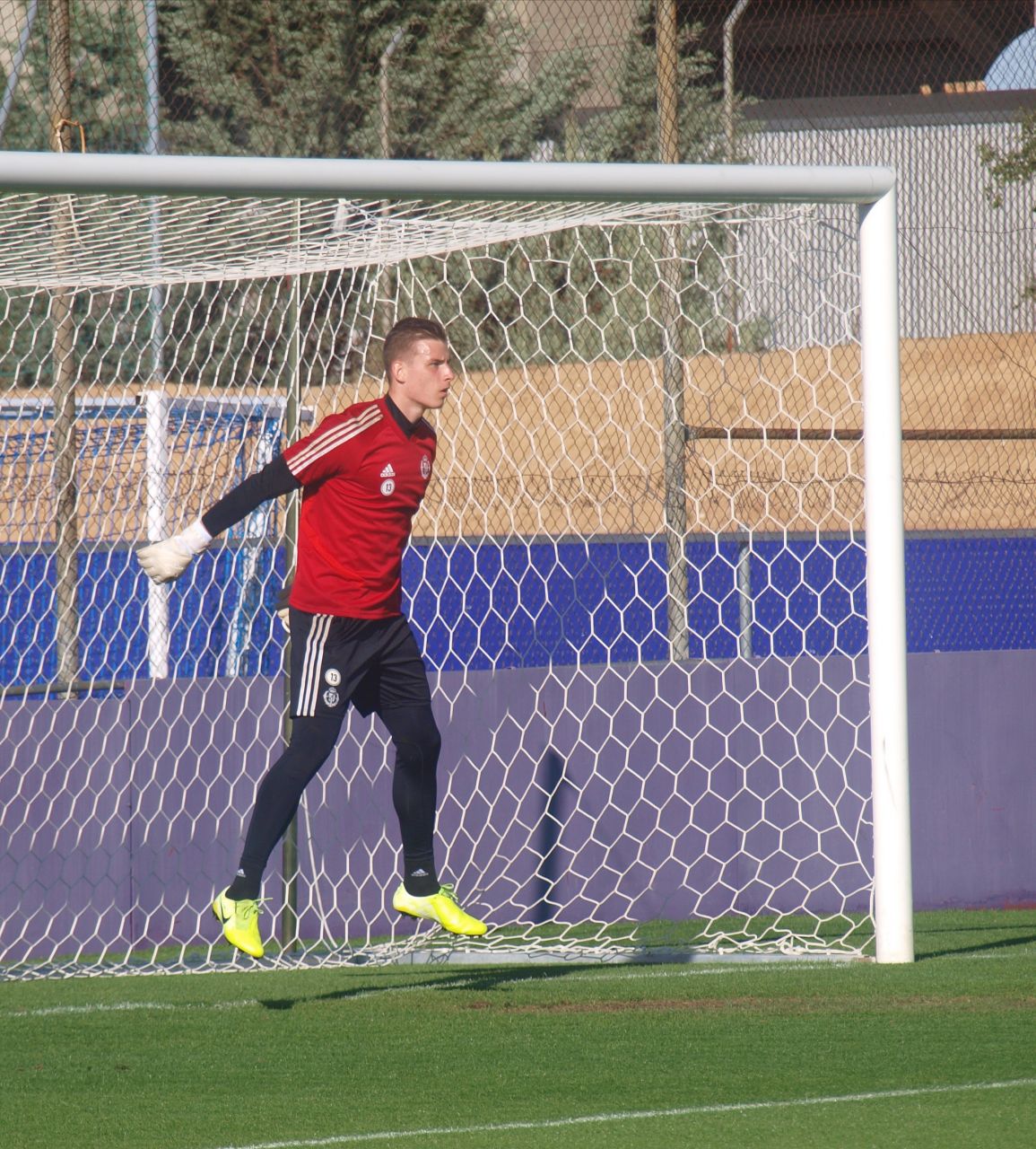 El rumor de Lunin y el Almería es más por su agente que por el interés ...